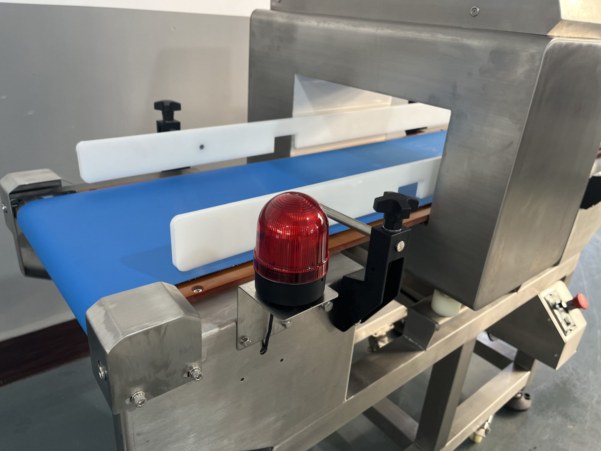 Can Metal Detectors Detect Metal Through Rubber? | Easyweigh